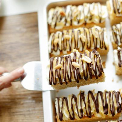 Romige pinda karamel cake | Kookmutsjes