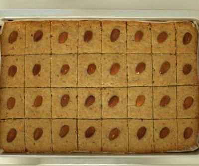 Amandelkoek in honing - Kookmutsjes