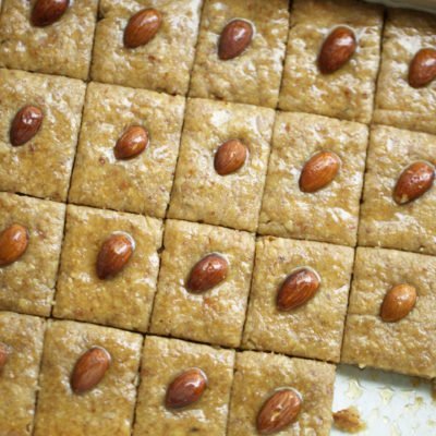 Amandelkoek in honing - Kookmutsjes