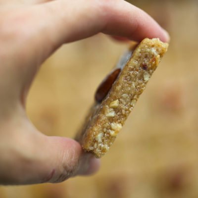 Amandelkoek in honing - Kookmutsjes